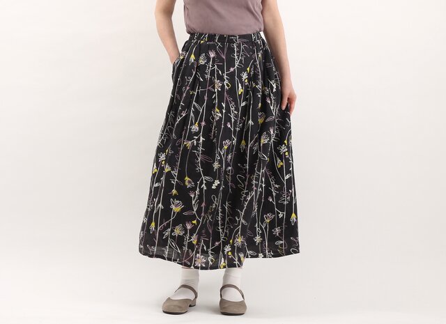 #426タックギャザースカート(黒地x花) | iichi 日々の暮らしを心地よくするハンドメイドやアンティークのマーケットプレイス