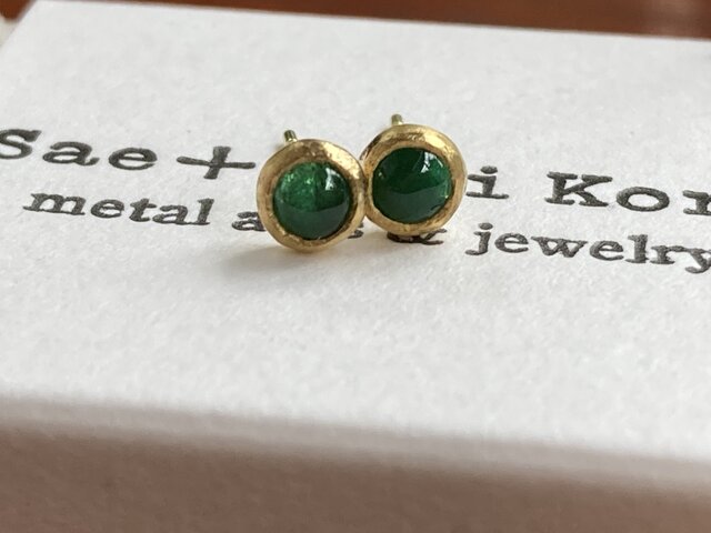 K24 Pure Gold+Emerald 天然エメラルド3mm 純金スタッドピアス | iichi 日々の暮らしを心地よくするハンドメイドやアンティークのマーケットプレイス