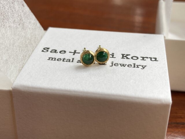 K24 Pure Gold+Emerald 天然エメラルド3mm 純金スタッドピアス | iichi 日々の暮らしを心地よくするハンドメイドやアンティークのマーケットプレイス
