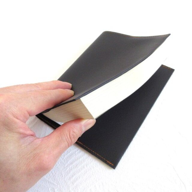 文庫本サイズ対応《ピッグスキン》一枚革のブックカバー・0752 | iichi ハンドメイド・クラフト作品・手仕事品の通販