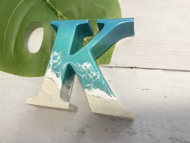 オーシャンアート 波レジンアートアルファベット K 海 ウェルカムボード | iichi 日々の暮らしを心地よくするハンドメイドやアンティークのマーケットプレイス