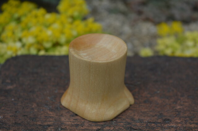 コットン糸で編んだシマエナガのあみぐるみとイチョウの木の切り株 | iichi ハンドメイド・クラフト作品・手仕事品の通販