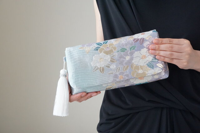 【波 椿模様 ライトブルー シルク 帯リメイク 2Way クラッチバック＆ハンドバック】結婚式、パーティー、お呼ばれの日に。 | iichi 日々の暮らしを心地よくするハンドメイドや ...