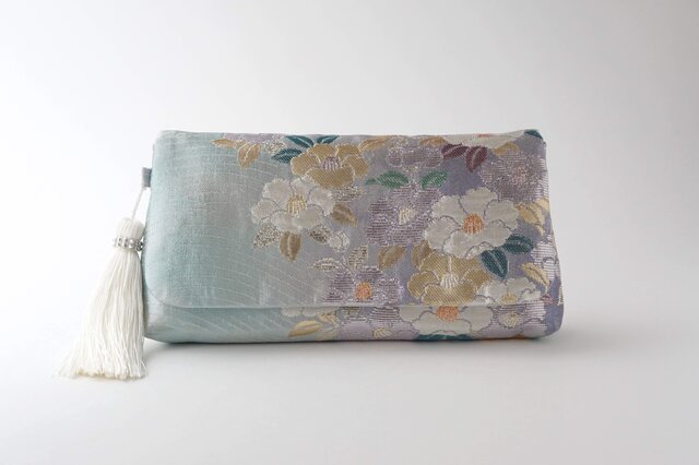 【波 椿模様 ライトブルー シルク 帯リメイク 2Way クラッチバック＆ハンドバック】結婚式、パーティー、お呼ばれの日に。 | iichi 日々の暮らしを心地よくするハンドメイドや ...