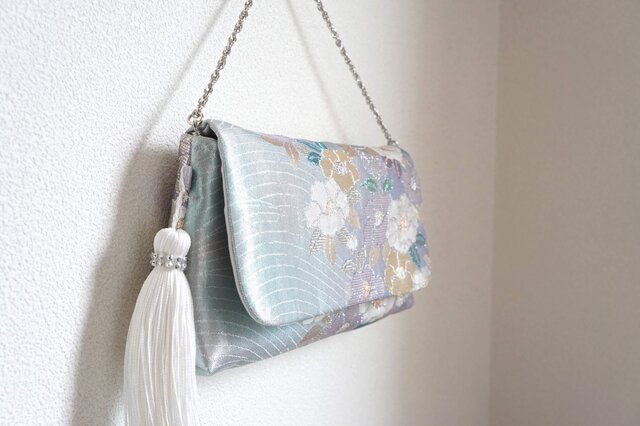 【波 椿模様 ライトブルー シルク 帯リメイク 2Way クラッチバック＆ハンドバック】結婚式、パーティー、お呼ばれの日に。 | iichi 日々の暮らしを心地よくするハンドメイドや ...