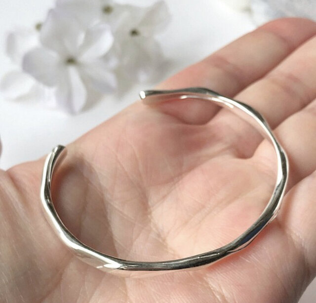送料無料 ︎ぽこぽこバングル sv1000純銀 金属アレルギーの方も purecubic | iichi ハンドメイド・クラフト作品・手仕事品の通販
