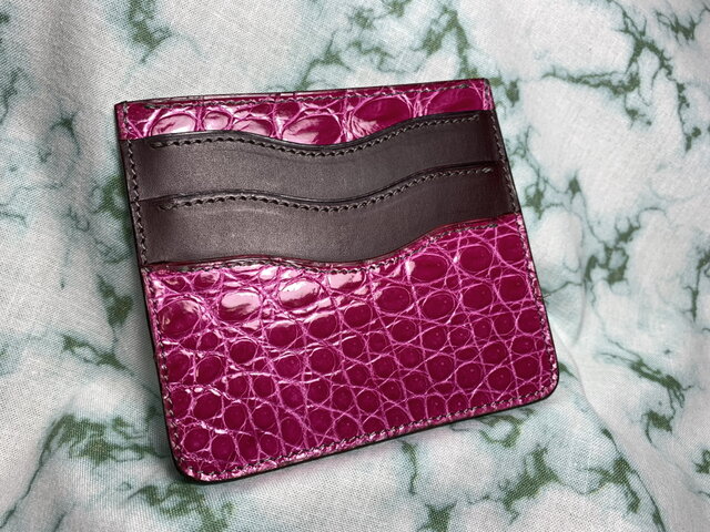 【薄型カードケース】ポロサス(ソルティ:ホットピンク)×ブッテーロ(ワイン) firebird | iichi ハンドメイド・クラフト作品・手仕事品の通販