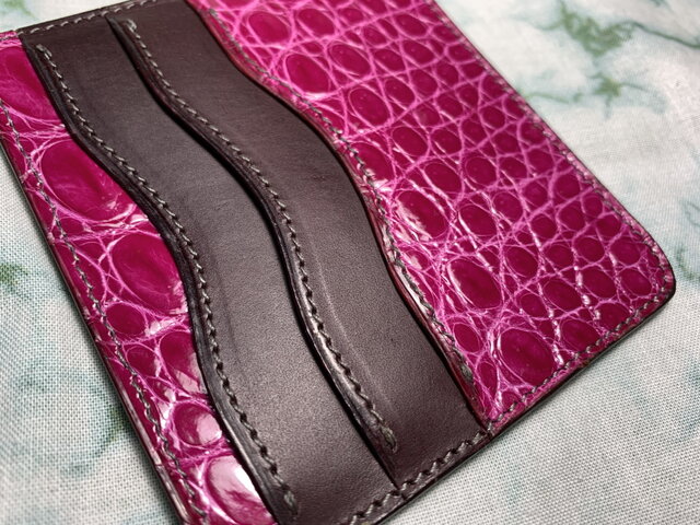 【薄型カードケース】ポロサス(ソルティ:ホットピンク)×ブッテーロ(ワイン) firebird | iichi ハンドメイド・クラフト作品・手仕事品の通販