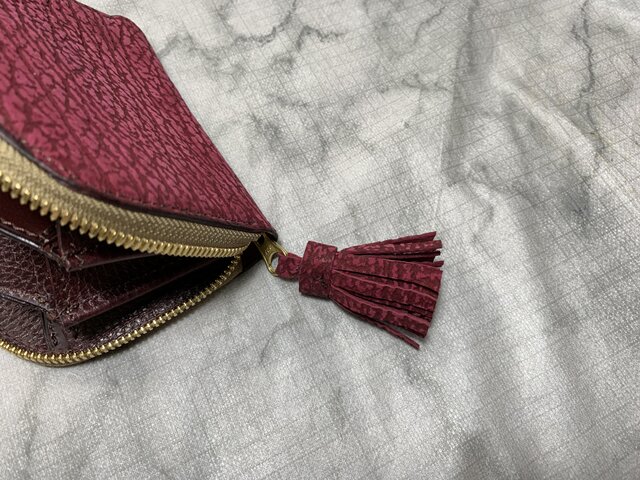 シャークレザー(鮫革:スパニッシュローズ) firebird 【AK.17】ラウンドミニマルウォレット (タッセル有) | iichi ハンドメイド・クラフト作品・手仕事品の通販