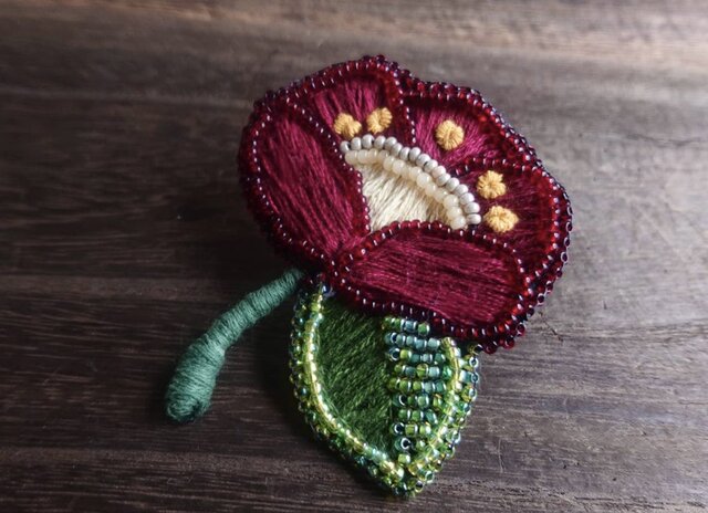 *Always*椿の花＊赤刺繍ブローチ② | iichi ハンドメイド・クラフト作品・手仕事品の通販