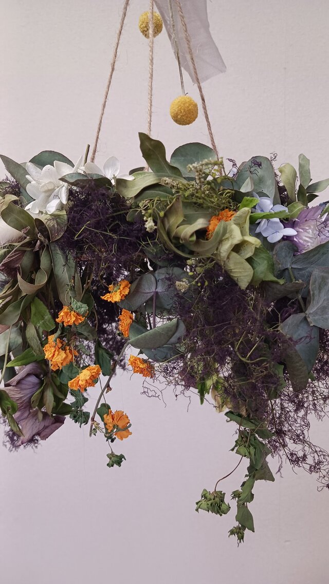 (送料無料)ドライフラワーフライングリース スモークツリーとユーカリと、 | iichi ハンドメイド・クラフト作品・手仕事品の通販