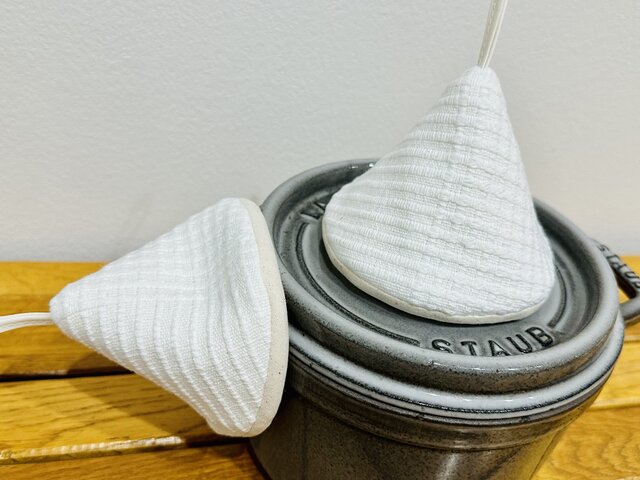 三角鍋つかみ★staub ストウブ ホーロー鍋★ミトン 鍋つかみ | iichi ハンドメイド・クラフト作品・手仕事品の通販