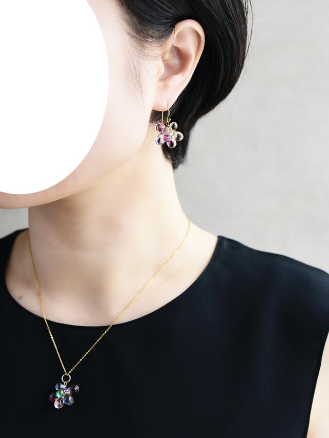 【14kgfピアス】カラフルなのに上品 淡い虹色 レインボー花火 | iichi 日々の暮らしを心地よくするハンドメイドやアンティークのマーケットプレイス