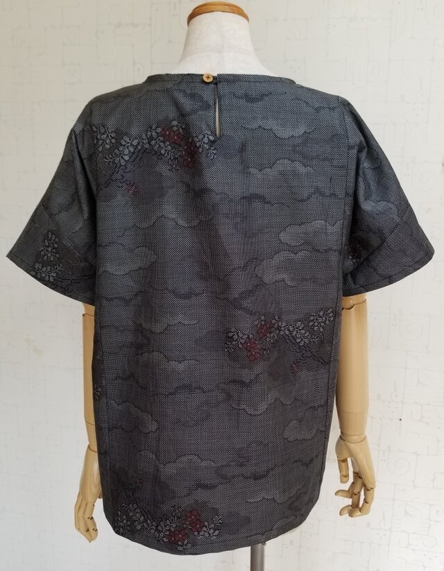 大島紬リメイク 丸首フレンチスリーブブラウス | iichi 日々の暮らしを心地よくするハンドメイドやアンティークのマーケットプレイス