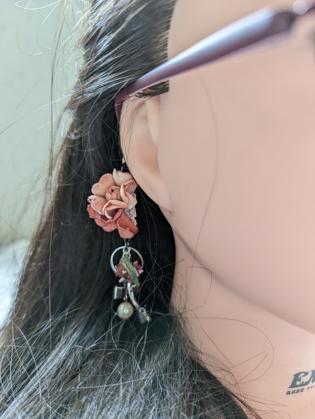 メガネチャーム ミニバラ(テラコッタ)G3 | iichi 日々の暮らしを心地よくするハンドメイドやアンティークのマーケットプレイス