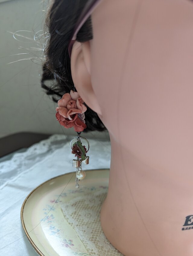 メガネチャーム ミニバラ(テラコッタ)G3 | iichi 日々の暮らしを心地よくするハンドメイドやアンティークのマーケットプレイス