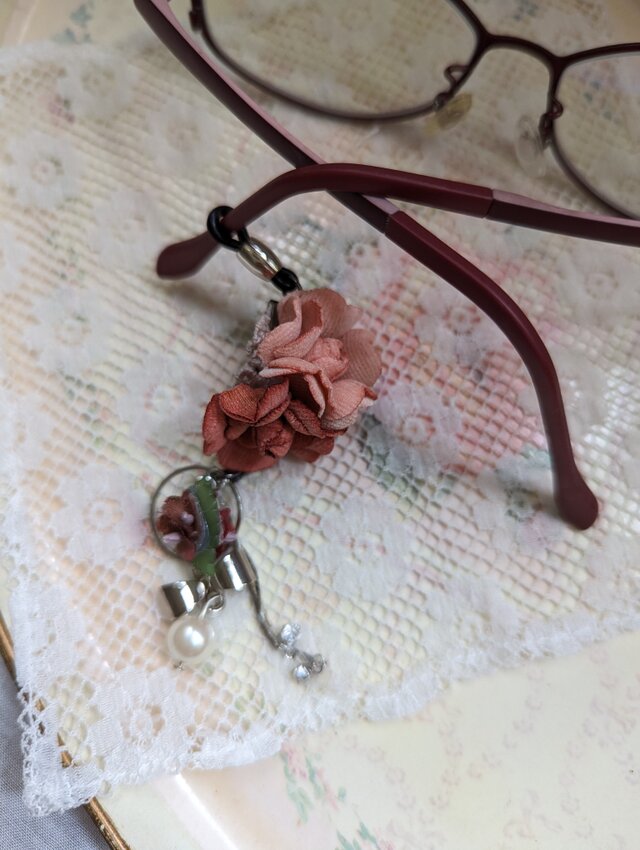 メガネチャーム ミニバラ(テラコッタ)G3 | iichi 日々の暮らしを心地よくするハンドメイドやアンティークのマーケットプレイス