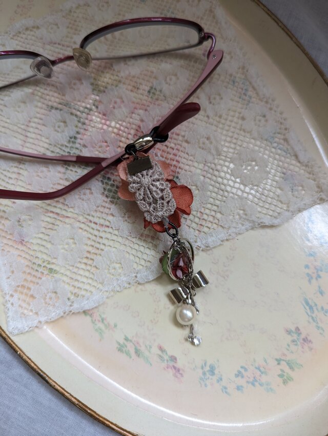 メガネチャーム ミニバラ(テラコッタ)G3 | iichi ハンドメイド・クラフト作品・手仕事品の通販