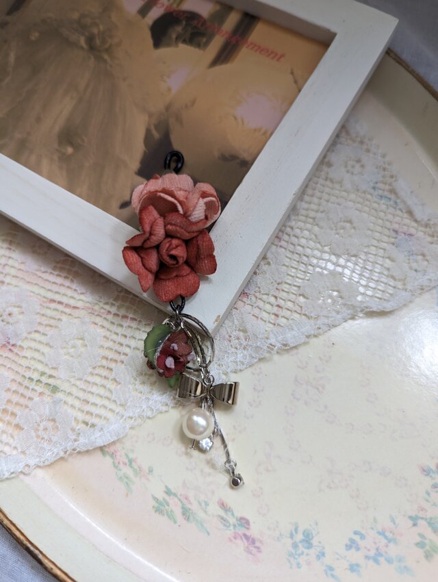 メガネチャーム ミニバラ(テラコッタ)G3 | iichi 日々の暮らしを心地よくするハンドメイドやアンティークのマーケットプレイス