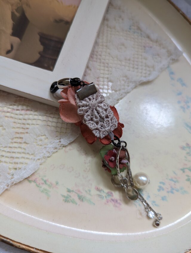 メガネチャーム ミニバラ(テラコッタ)G3 | iichi 日々の暮らしを心地よくするハンドメイドやアンティークのマーケットプレイス