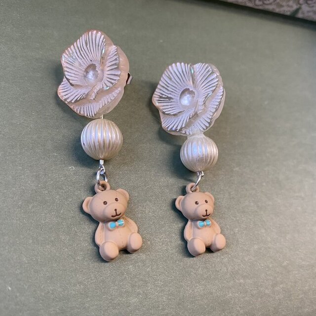 くまさんとお花のピアス（P12） | iichi ハンドメイド・クラフト作品・手仕事品の通販