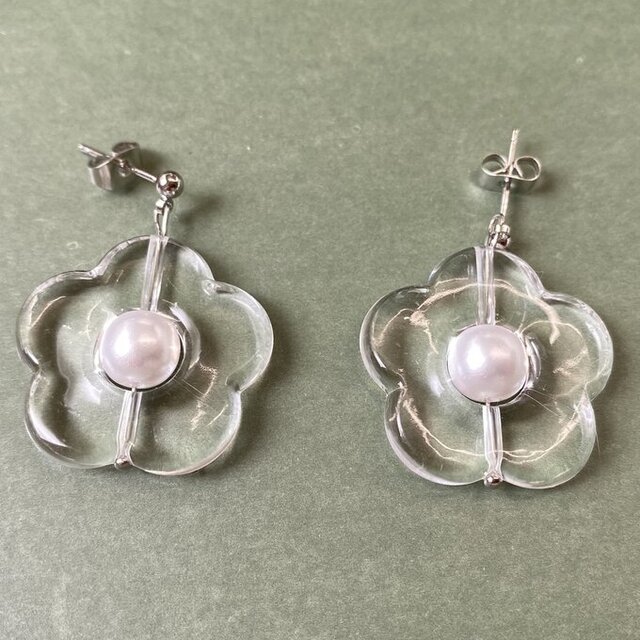 透明なお花ピアス（P16） | iichi ハンドメイド・クラフト作品・手仕事品の通販