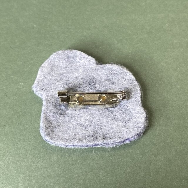 白鳥のブローチ（B5） | iichi ハンドメイド・クラフト作品・手仕事品の通販