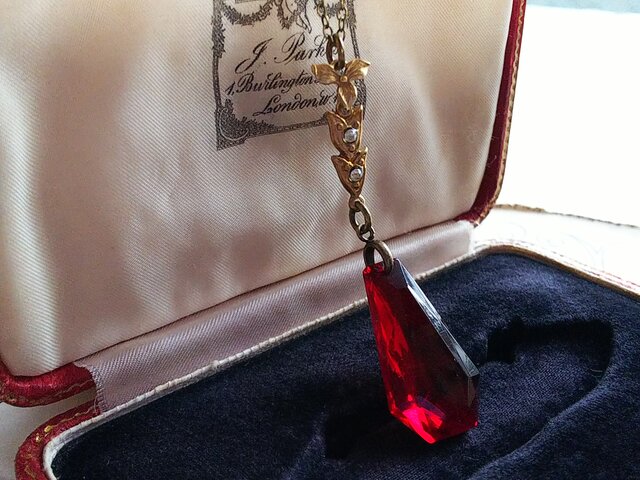 ヴィンテージ Ruby-Glass（約26×15㎜）Leaf･flowerクラシカルネックレス | iichi 日々の暮らしを心地よくするハンドメイドやアンティークのマーケットプレイス