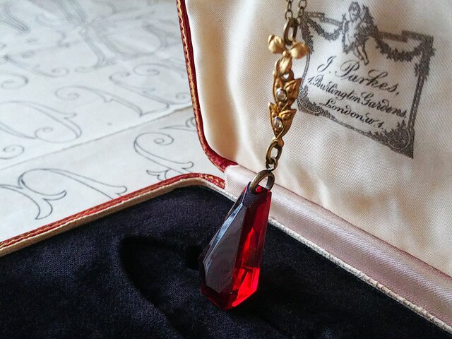 ヴィンテージ Ruby-Glass（約26×15㎜）Leaf･flowerクラシカルネックレス | iichi 日々の暮らしを心地よくするハンドメイドやアンティークのマーケットプレイス