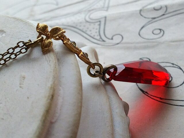 ヴィンテージ Ruby-Glass（約26×15㎜）Leaf･flowerクラシカルネックレス | iichi ハンドメイド・クラフト作品・手仕事品の通販