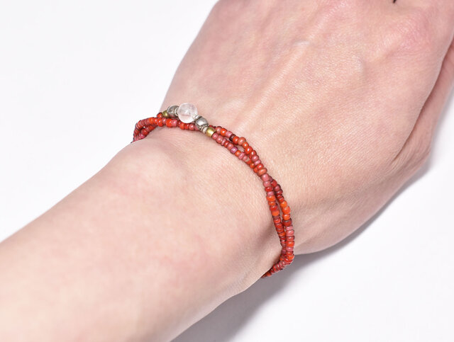 古代水晶とoldチンシルバー＆オリッサブラス、金赤mixホワイトハーツの2連ブレス（ターコイズ留め金） | iichi 日々の暮らしを心地よくするハンドメイドやアンティークのマーケットプレイス