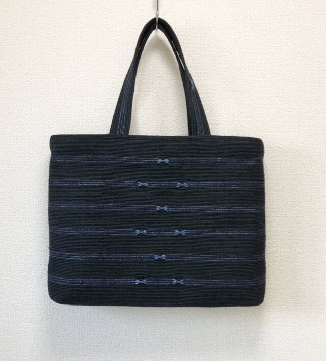 裂き織り キラッとブルーの黒トートバッグ | iichi 日々の暮らしを心地よくするハンドメイドやアンティークのマーケットプレイス