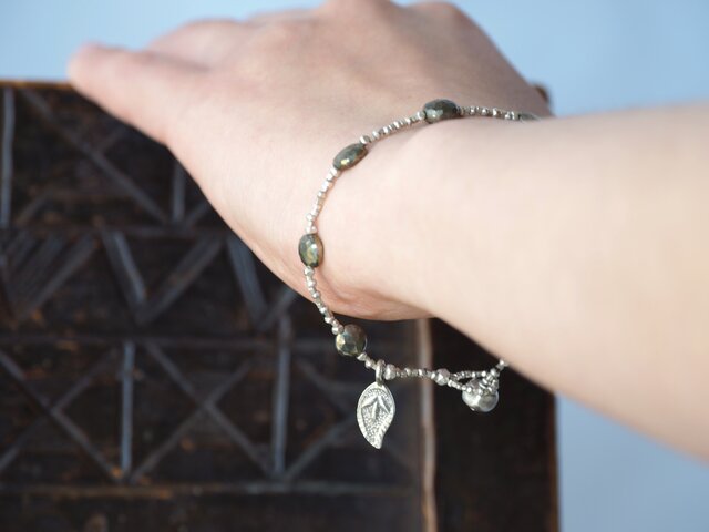 -Pyrite- silver bracelet | iichi 日々の暮らしを心地よくするハンドメイドやアンティークのマーケットプレイス