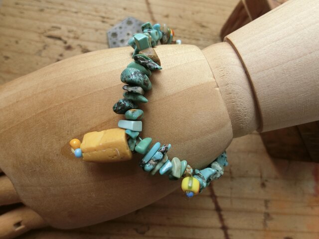 ＊ターコイズのカタチ*ブレス@ぐるっとturquoiseさざれ＋アンティークビーズなど | iichi 日々の暮らしを心地よくするハンドメイドやアンティークのマーケットプレイス