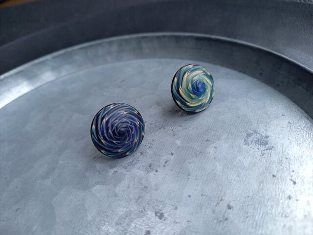 Vintage button Pierce | iichi 日々の暮らしを心地よくするハンドメイドやアンティークのマーケットプレイス