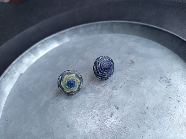 Vintage button Pierce | iichi 日々の暮らしを心地よくするハンドメイドやアンティークのマーケットプレイス