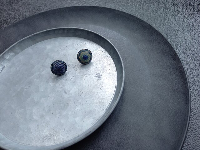 Vintage button Pierce | iichi 日々の暮らしを心地よくするハンドメイドやアンティークのマーケットプレイス