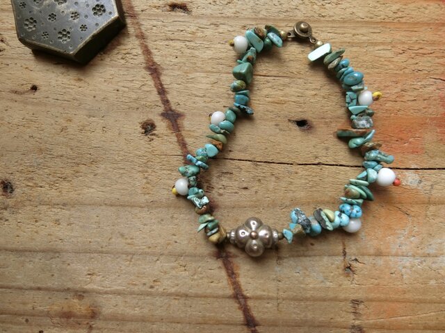 ＊ターコイズのカタチ*ブレス@ぐるっとturquoiseさざれ＋スリンシルバー＋ボヘミアビーズなど | iichi 日々の暮らしを心地よくするハンドメイドやアンティークのマーケットプレイス