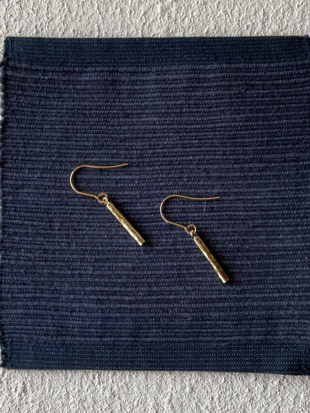 『2.5mmぐるり槌目の真鍮ピアス』 真鍮：長さ2cm | iichi ハンドメイド・クラフト作品・手仕事品の通販