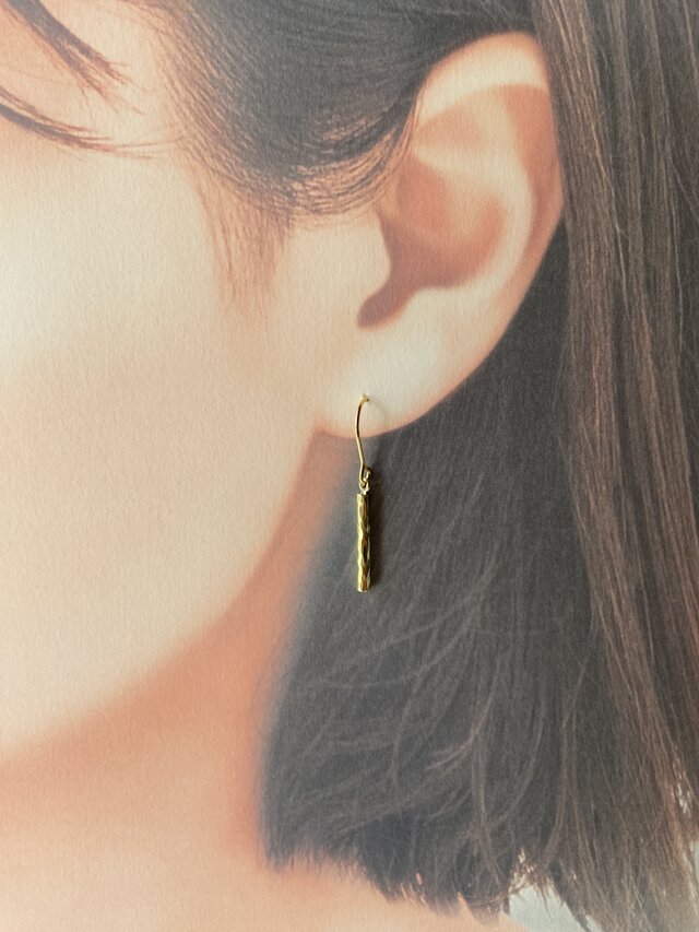 『2.5mmぐるり槌目の真鍮ピアス』 真鍮：長さ2cm | iichi ハンドメイド・クラフト作品・手仕事品の通販