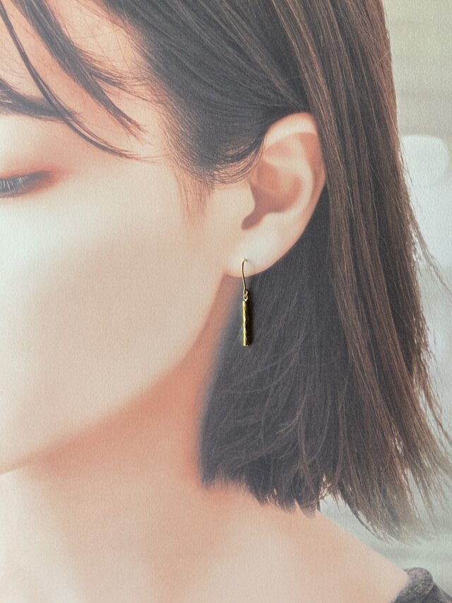 『2.5mmぐるり槌目の真鍮ピアス』 真鍮：長さ2cm | iichi ハンドメイド・クラフト作品・手仕事品の通販