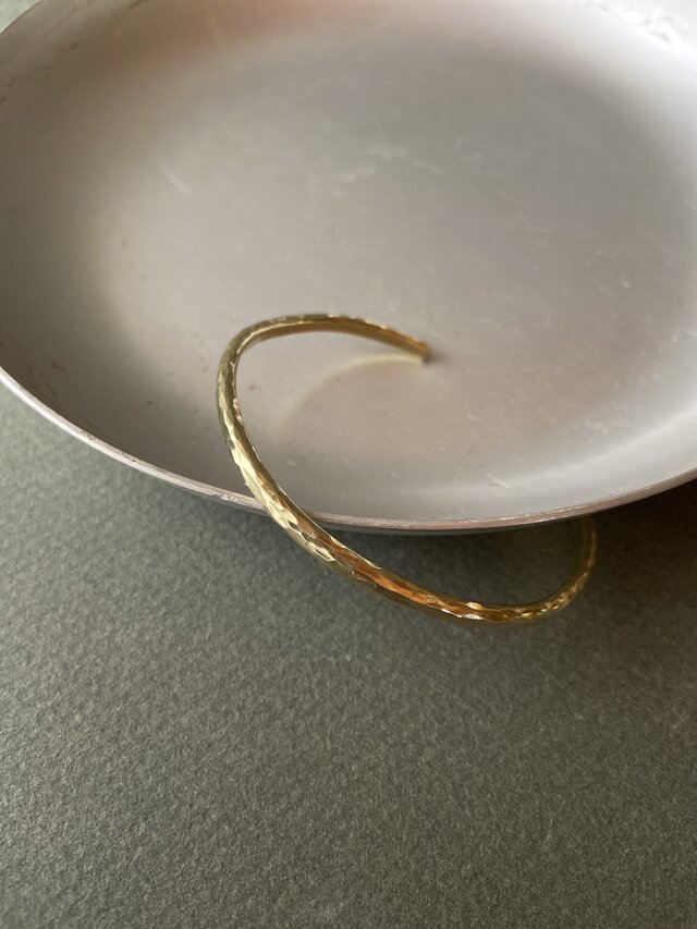 『幅3mm 厚み2.5mの槌目バングル』真鍮バングル | iichi ハンドメイド・クラフト作品・手仕事品の通販
