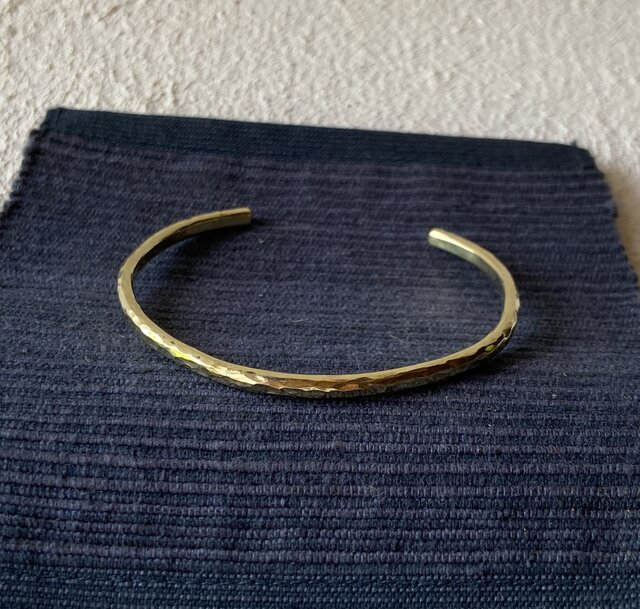 『幅3mm 厚み2.5mの槌目バングル』真鍮バングル | iichi ハンドメイド・クラフト作品・手仕事品の通販