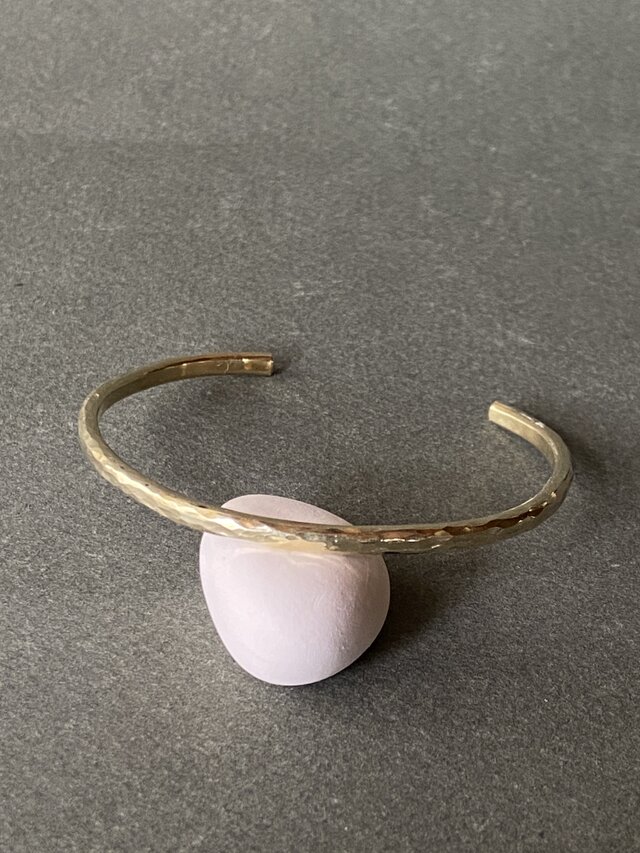 『幅3mm 厚み2.5mの槌目バングル』真鍮バングル | iichi ハンドメイド・クラフト作品・手仕事品の通販