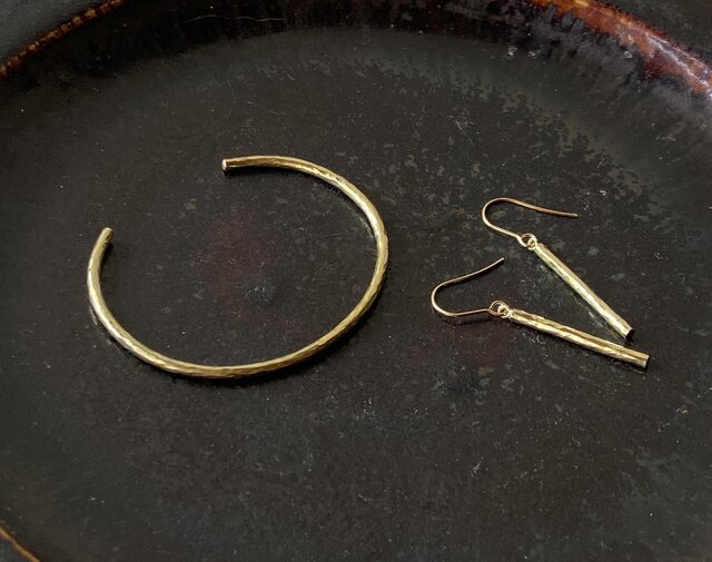 『幅3mm 厚み2.5mの槌目バングル』真鍮バングル | iichi ハンドメイド・クラフト作品・手仕事品の通販