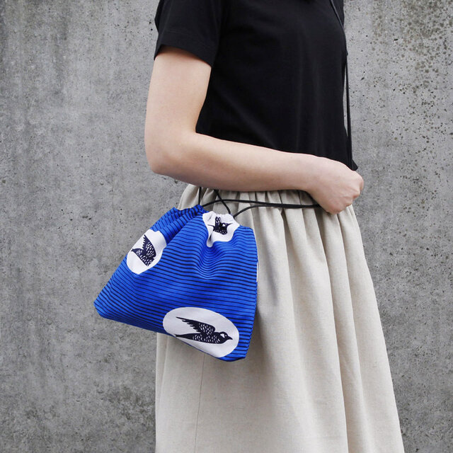 ツバメ柄の巾着ショルダー（アフリカ布 鳥）斜めがけ たすき掛け インナーバッグ | iichi ハンドメイド・クラフト作品・手仕事品の通販