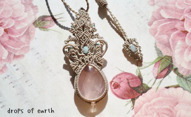 ローズクォーツのマクラメペンダント♡ | iichi 日々の暮らしを心地よくするハンドメイドやアンティークのマーケットプレイス