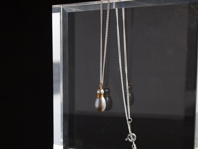 香水瓶のような金継ぎパールのネックレス 40cm silver925 小さなドロップパール ペンダント | iichi 日々の暮らしを心地よくするハンドメイドやアンティークのマーケットプレイス