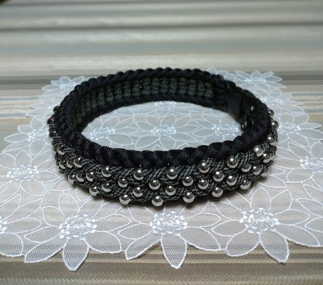 大型犬、中型犬用 メタルビーズが映えるバックルタイプ首輪（内周44cm） | iichi ハンドメイド・クラフト作品・手仕事品の通販