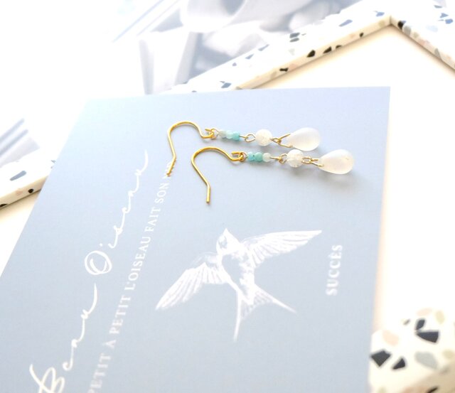 d84-76【ミルキーオーロラ】と天然石【アマゾナイト】のアレンジピアス (パーツ変更可能) | iichi ハンドメイド・クラフト作品・手仕事品の通販